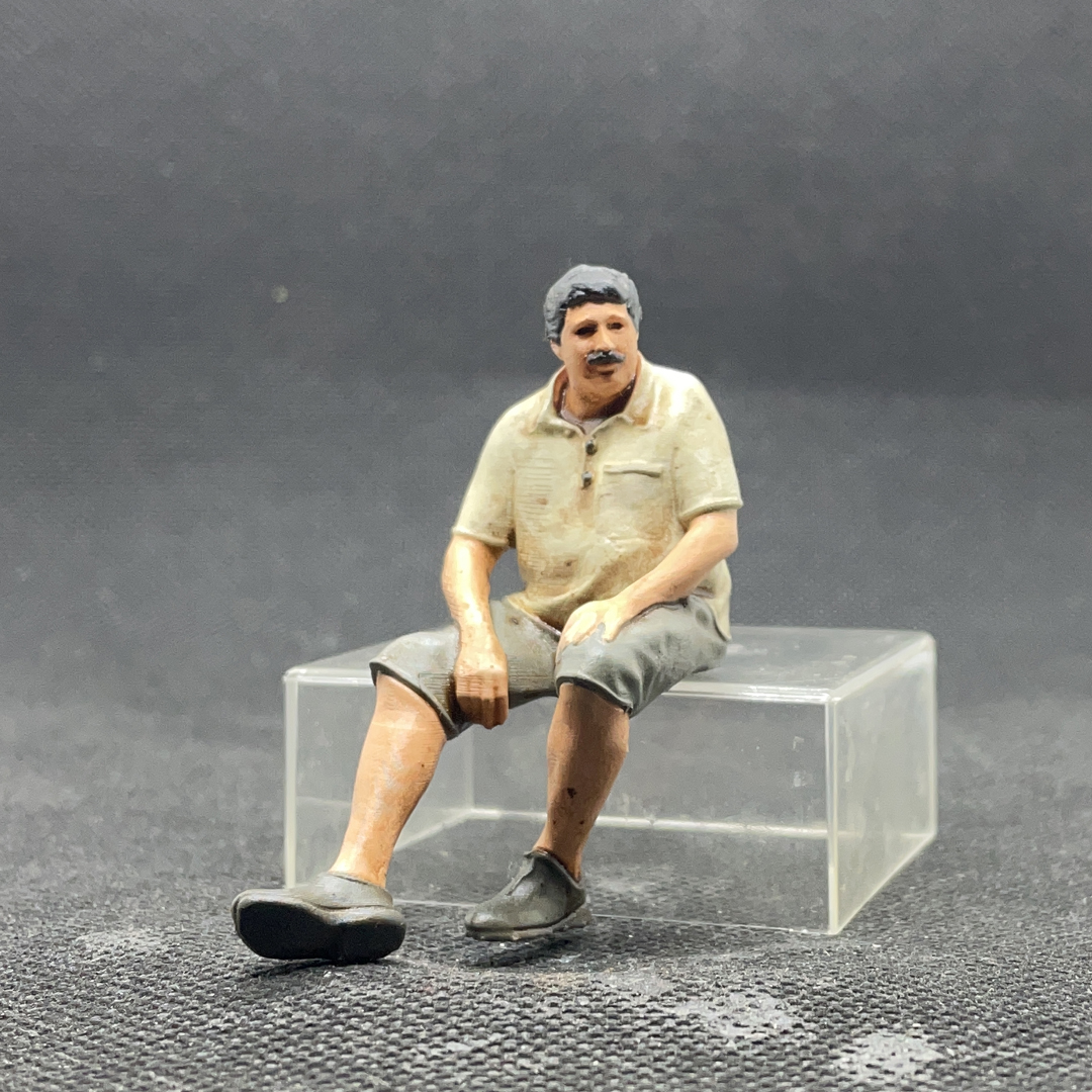 Sitzende Figuren – figurendesign.de